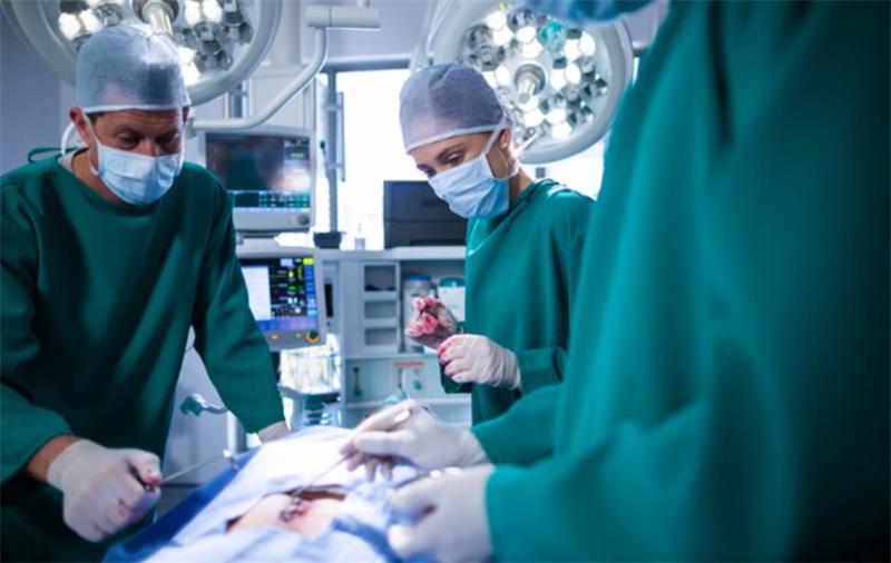 5 Essential Features of High-Quality Surgical Gowns - Professional PPE ...